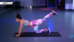 Ćwiczenia na pośladki: 5-min Trening na jędrne pośladki z gumą fitness